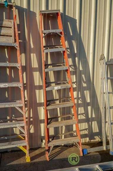 Louisville 8' Fiberglass Step Ladder (Broken Foot) - Roller Auctions