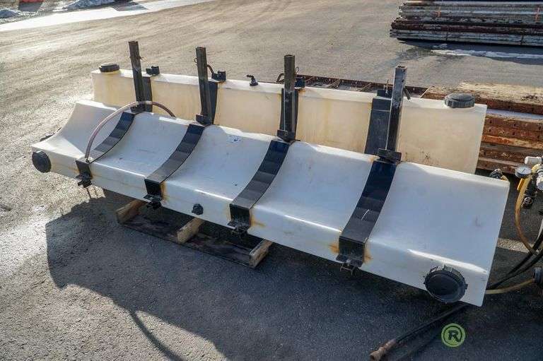 (2) Varitech Industries Poly Tanks - Roller Auctions