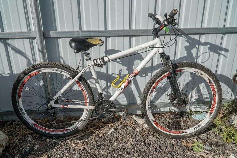 Genesis 29 Assault 29in Wheel Mountain Bike - Roller Auctions