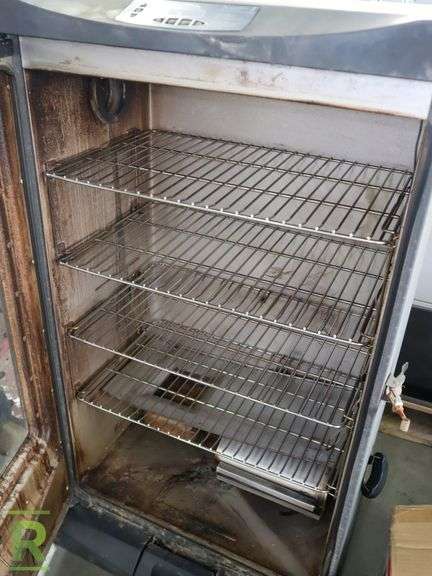 Masterbuilt 20072612 40" Electric Smoker With Window - Roller Auctions