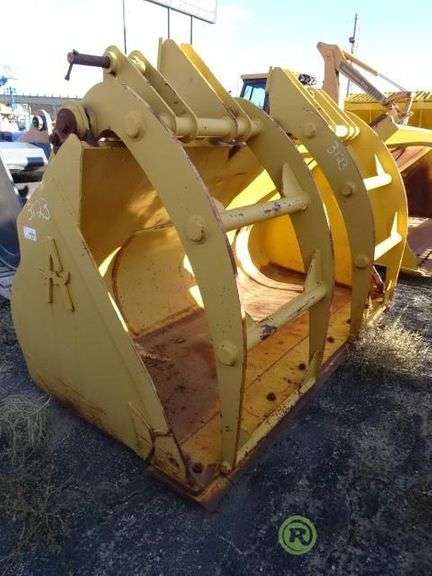 Caterpillar Bucket w/ Grapple, Came Off Caterpillar 930G Mono Boom Pin ...