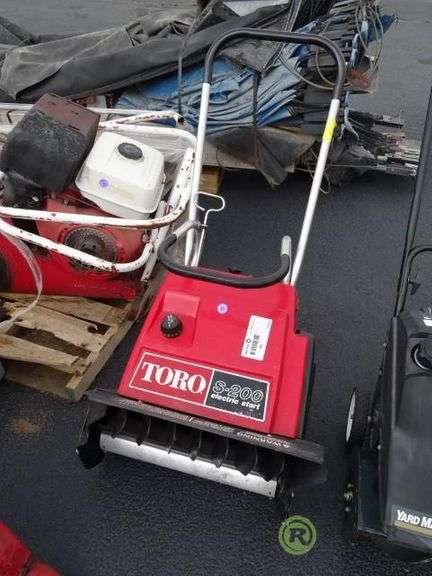 Toro S-200 Snowblower,Gas, Electric Start - Roller Auctions