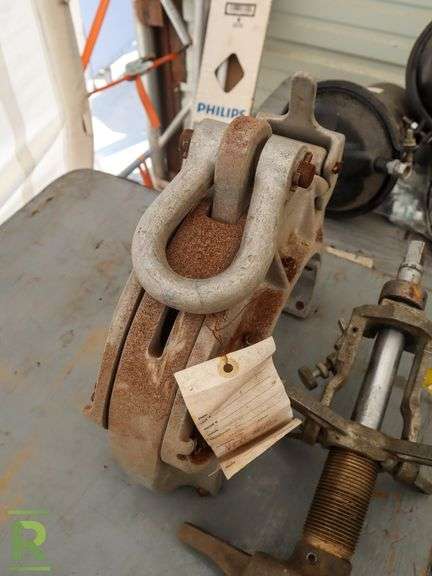 Mueller B101 Tapping Machine & Aluminum Pipe Lifting Clamp - Roller ...