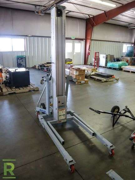 Genie SLC-18 Superlift Contractor Manual Material Lift, 650-Lb Capacity ...