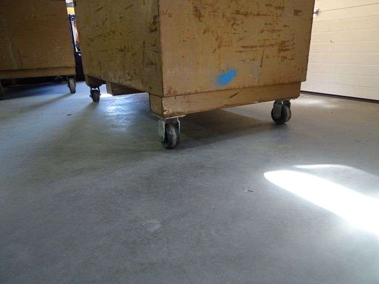 Knaack Job Master 89 Gang Box on Casters - Roller Auctions