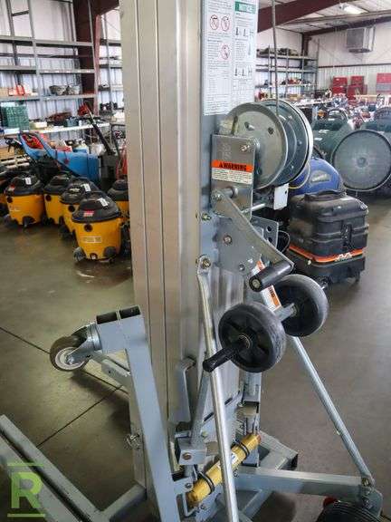 Genie SLC-18 Superlift Contractor Manual Material Lift, 650-Lb Capacity ...