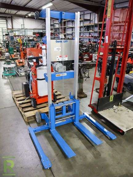 Genie GL-4 500-Lb Hand Crank Fork Lift - Roller Auctions