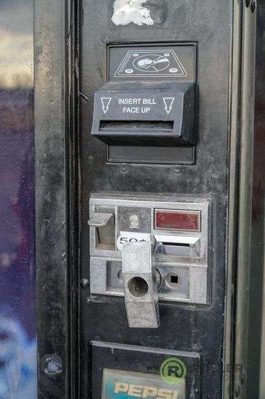 8-Selection Coin Operated Vending Machine - Roller Auctions