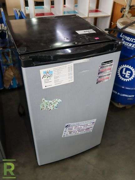 Magic Chef HMBR440SE Mini Fridge - Roller Auctions