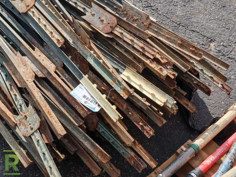Pallet of T-Posts - Roller Auctions