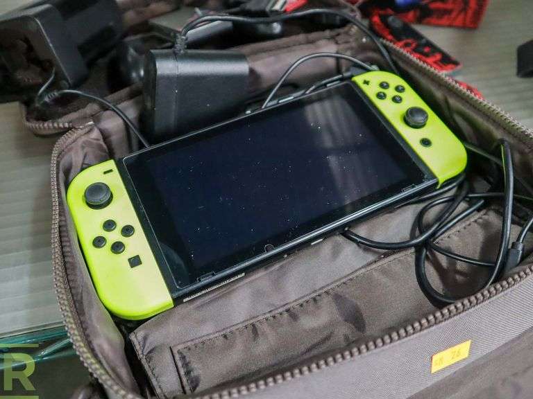 Nintendo HAC-001(-01) Switch Gaming Console - Roller Auctions Nintendo HAC-001(-01) Switch Gaming Console - Roller Auctions