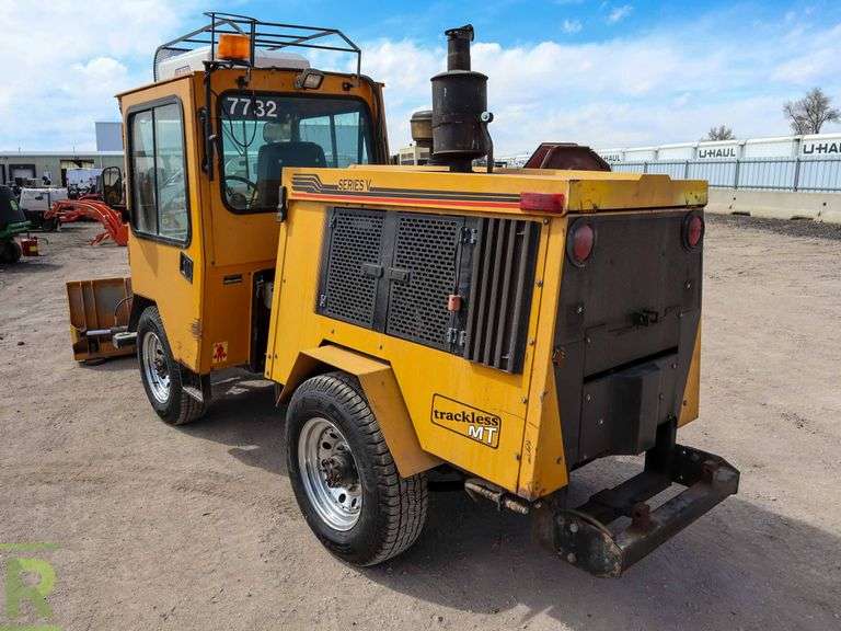 Trackless 4WD Articulating Tractor - Roller Auctions