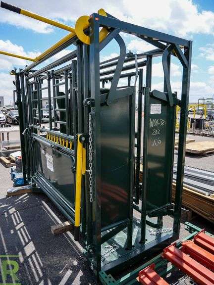 Uppro Limited Cattle Chute - Roller Auctions