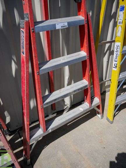 Louisville 8' 3-Legged Fiberglass Step Ladder - Roller Auctions