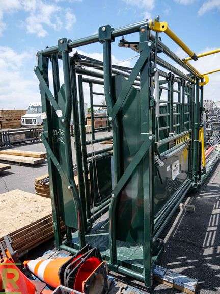 Uppro Limited Cattle Chute - Roller Auctions