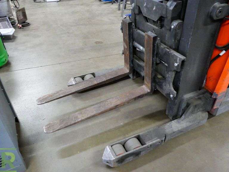 Toyota 9BRU23 Forklift, Capacity 4500-lb, Electric With Charger ...