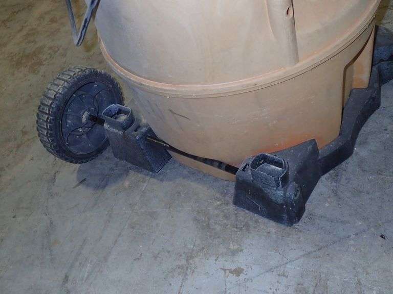 (2) SHOP VACUUMS (1) INDUSTRIAL SHOP SWEEP VACUUM MODEL 405EDI-A, (1 ...