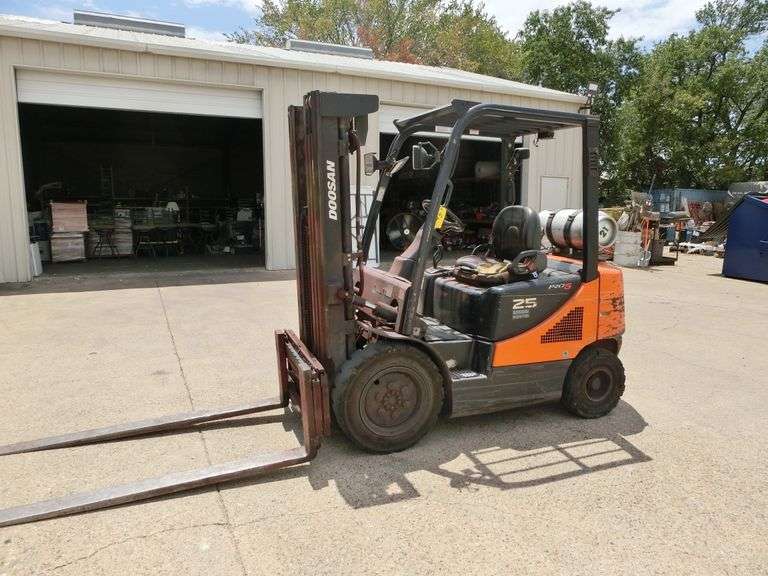 DOOSAN 25 FORKLIFT MDL G25E-5, S/N FGA08-1790-06833, TRIPLE MIST, SIDE ...