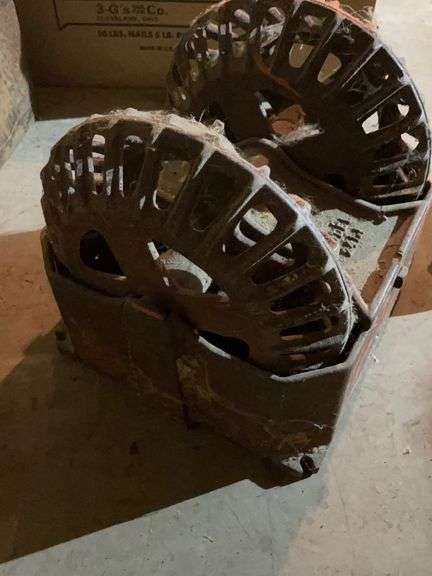 Vintage Early American Cast Iron Dual Rotary Wheel Hog Pig Oiler ...