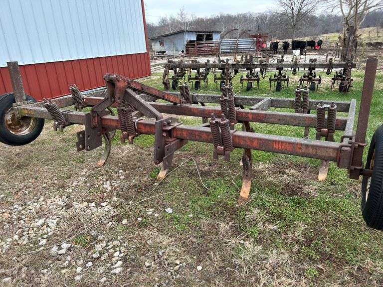 IH chisel plow 11 shank - Schmid Auction
