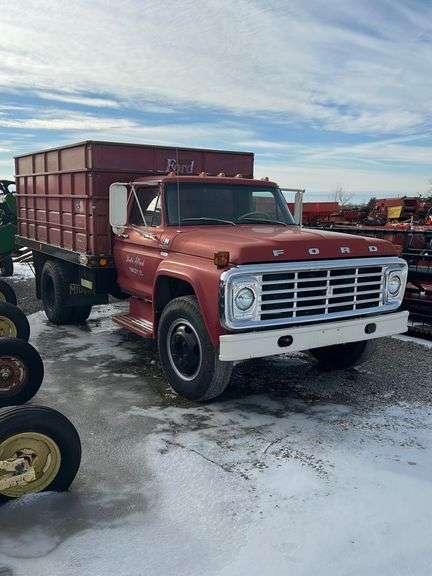 1973 Ford F600 grain truck, bed w/hoist all works, 330 engine, 350 ...