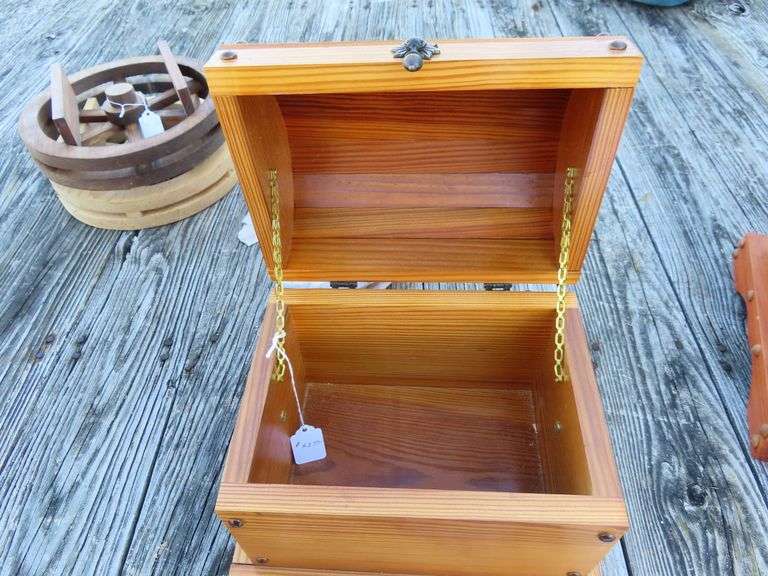 handmade wooden chest - Schmid Auction