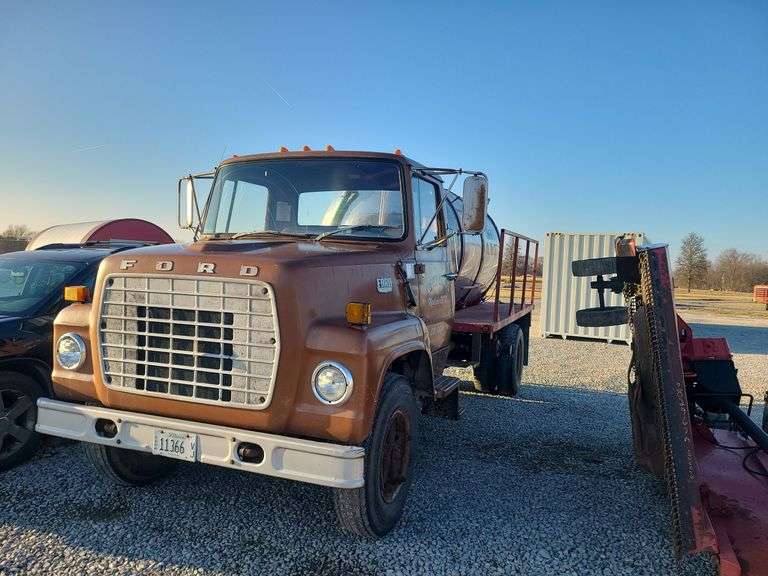 1975 Ford LN700, 361 HD converted to HEI, Holley 4 barrel, 5x2 Trans, micro lock, park brake ...
