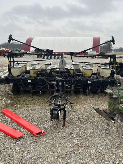 12/13 Black Machine planter, Flex frame, no-till, corn units, Kinze ...