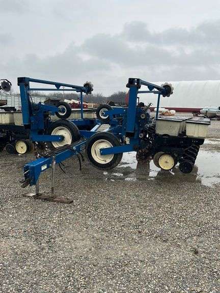 Kinze 12 row, 30" planter on a Progressive Kinze Flex frame, Precision ...