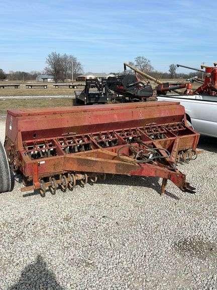 International 5100 bean drill - Schmid Auction