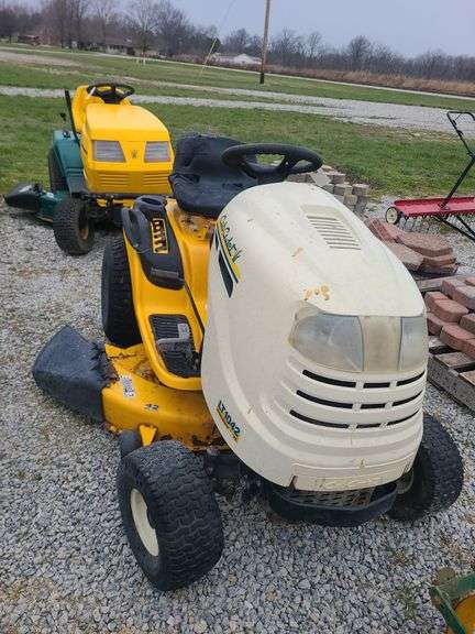 Cub Cadet LT1042 riding mower. - Schmid Auction