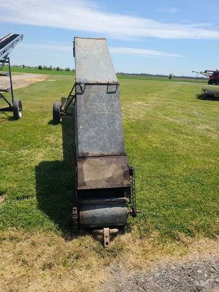 Kewanee 500 elevator pto w/corn chute, shedded whole life - Schmid Auction