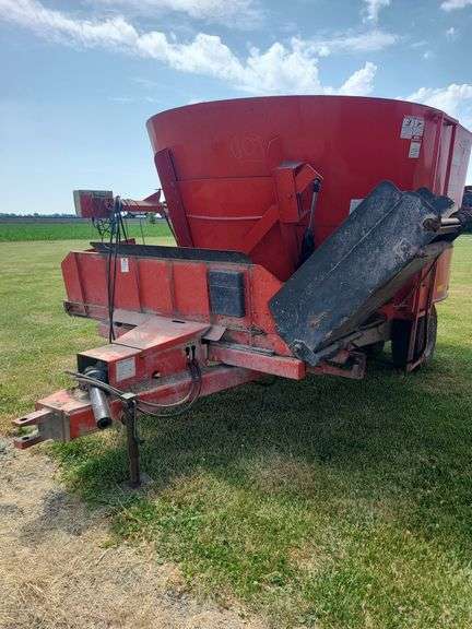 2009 Kuhn Knight VSL142 TMR mixer, brand new rollers and parts for ...