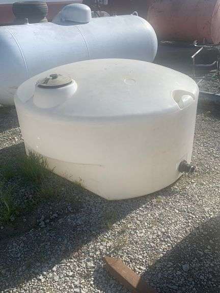 350 Gallon plastic water tank - Schmid Auction