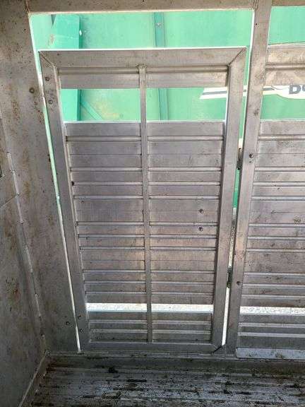 1995 Feather Lite 20' gooseneck livestock trailer, divider gate w ...