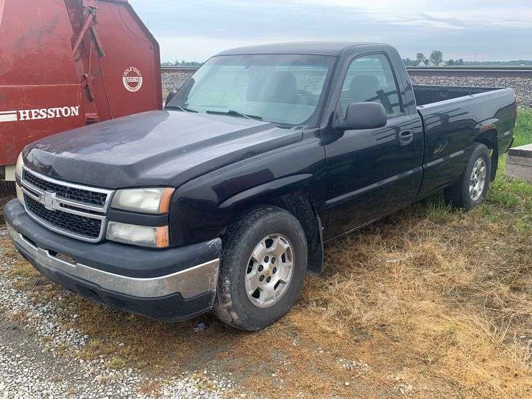 2006 Chevrolet Silverado C1500 truck, reg cab, 2wd, 8' bed, gas engine ...