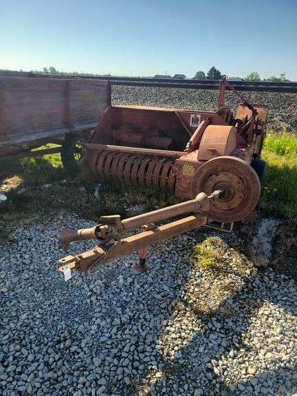 IH McCormick square baler, Model 46, s/n 16748-C - Schmid Auction