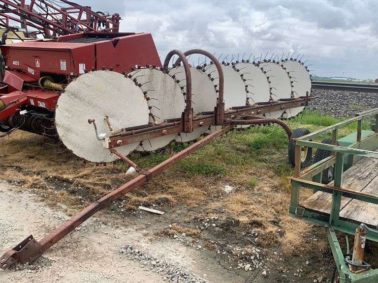 International 7 wheel hay rake - Schmid Auction