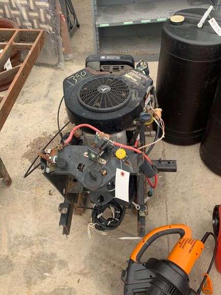 Riding lawn mower, 16 HP V-Twin John Deere gas engine - Schmid Auction