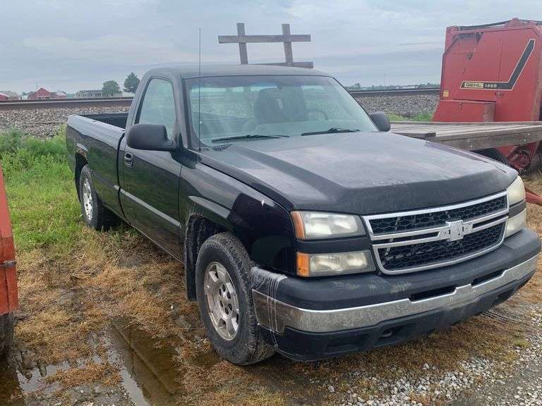 2006 Chevrolet Silverado C1500 truck, reg cab, 2wd, 8' bed, gas engine ...