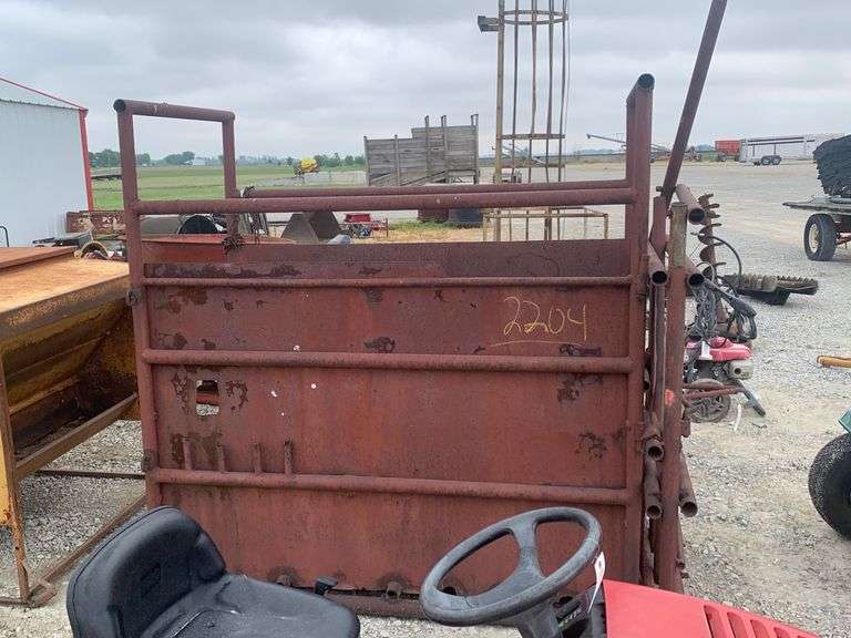 Cattle catch chute. - Schmid Auction