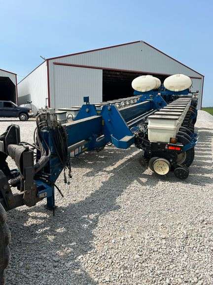 2004 Kinze 3800 36 row planter, 30 inch spacing, Hyd. Downforce ...