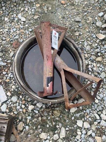 Set of jack stands, oil drip pans - Schmid Auction