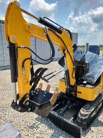 New LandHero 12 Mini excavator, with blade and bucket, Gas Briggs and ...