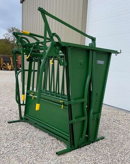 Powder River squeeze chute w/ headgate - Schneider Auctioneers LLC