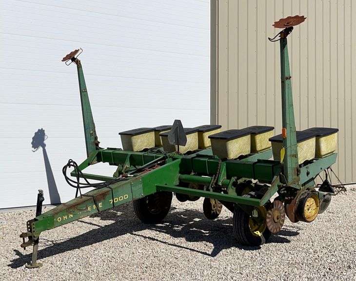 John Deere 7000 4 row planter - Schneider Auctioneers LLC