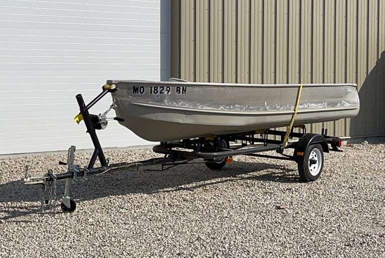 1970 14' v-bottom aluminum Jon boat - Schneider Auctioneers LLC