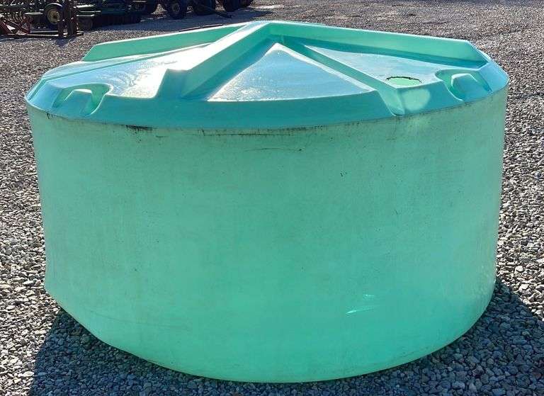1,050 gallon round poly tank - Schneider Auctioneers LLC
