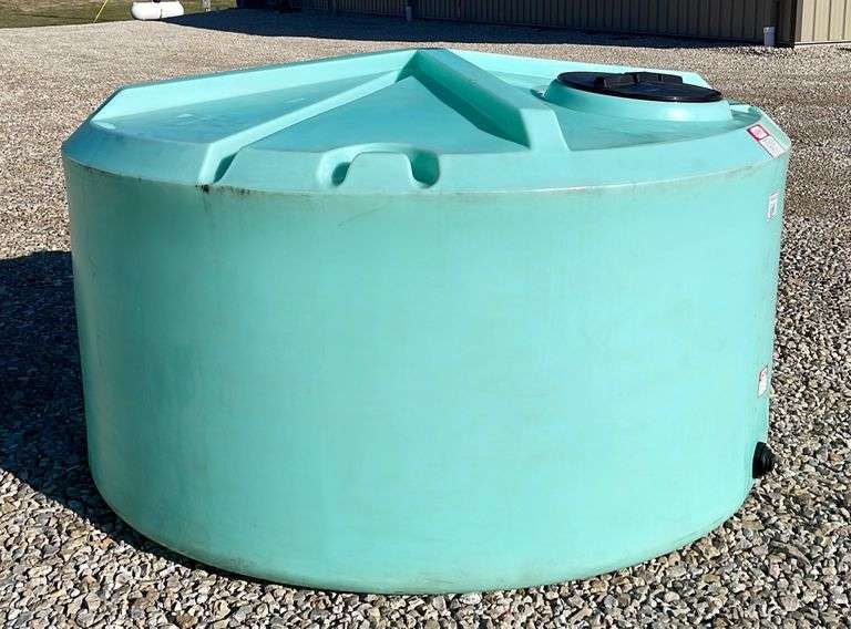 1,050 gallon round poly tank - Schneider Auctioneers LLC