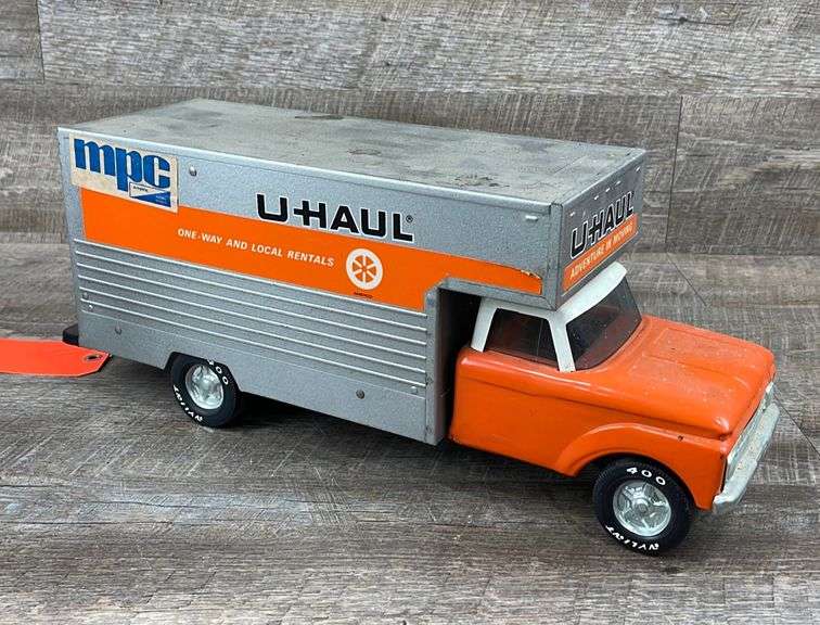 Vintage U-Haul moving truck - Schneider Auctioneers LLC